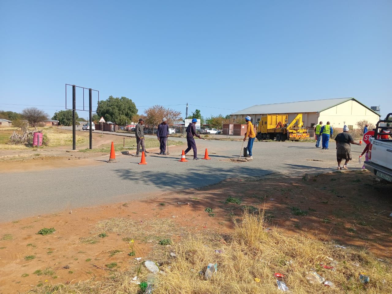 Luckhoff residents repair potholes amidst the collapse of Letsemeng ...